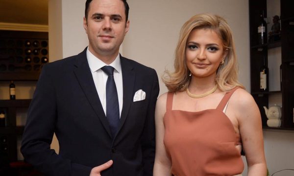 Abdixhiku me detaje të jetës private tregon si e njohu gruan e tij ... Abdixhiku me detaje të jetës private tregon si e njohu gruan e tij ...