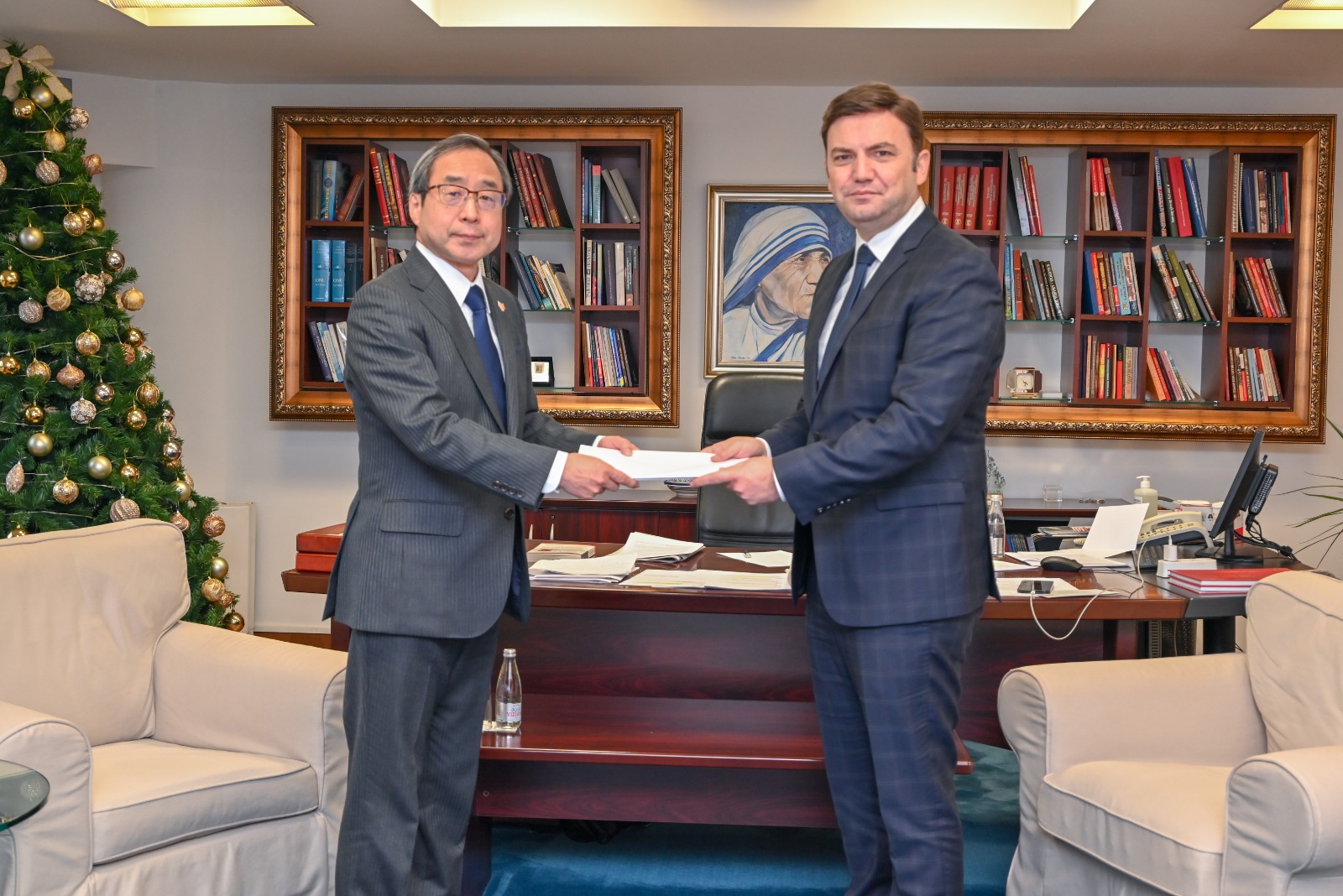 Osmani zhvillon takim me ambasadorin e ri të Japonisë Ocuka – Tetova Sot Osmani zhvillon takim me ambasadorin e ri të Japonisë Ocuka – Tetova Sot