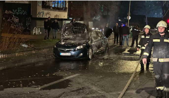 Një automjet ka shpërthyer mbrëmjen e sotme në bulevardin “Koço Racin ... Një automjet ka shpërthyer mbrëmjen e sotme në bulevardin “Koço Racin ...