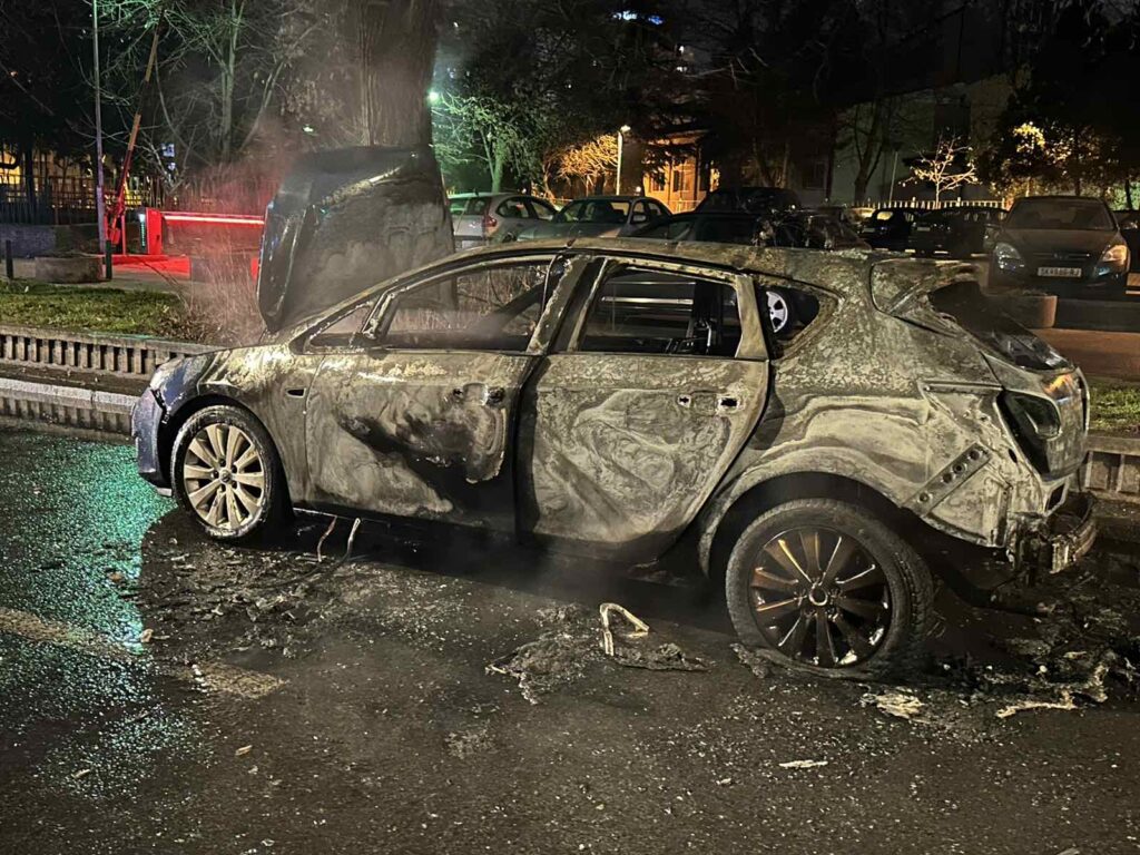 Një automjet ka shpërthyer mbrëmjen e sotme në bulevardin “Koço Racin ... Një automjet ka shpërthyer mbrëmjen e sotme në bulevardin “Koço Racin ...