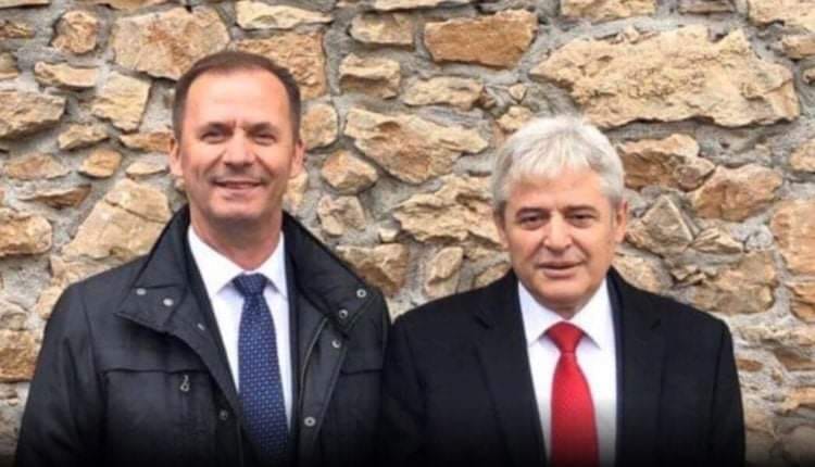 Unë jam me Ali Ahmetin, jam kundër atyre që nuk janë me Ali Ahmetin ... Unë jam me Ali Ahmetin, jam kundër atyre që nuk janë me Ali Ahmetin ...