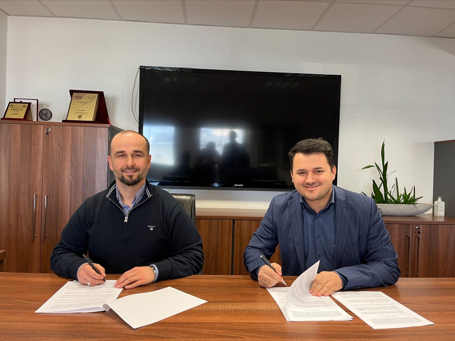 Murtezani nënshkruan marrëveshje për sponsorizimin e Forumit energjetik ...