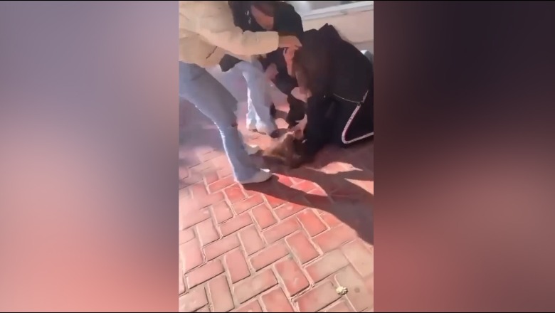 VIDEO/ E frikshme, vajzat e një shkolle 9-vjeçare zihen me grushte dhe ... VIDEO/ E frikshme, vajzat e një shkolle 9-vjeçare zihen me grushte dhe ...