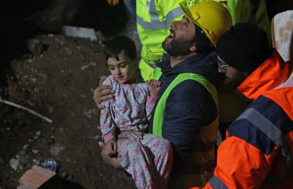 Një tjetër mrekulli në rrënojat e tërmetit në Turqi, 33-vjeçarja del e ... Një tjetër mrekulli në rrënojat e tërmetit në Turqi, 33-vjeçarja del e ...
