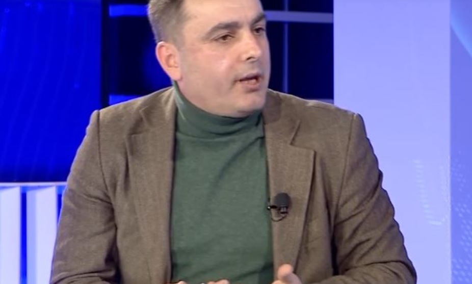 Visar Ademi: Shqiptarët i mbushin sallat e tubimeve plot duke pritur ...