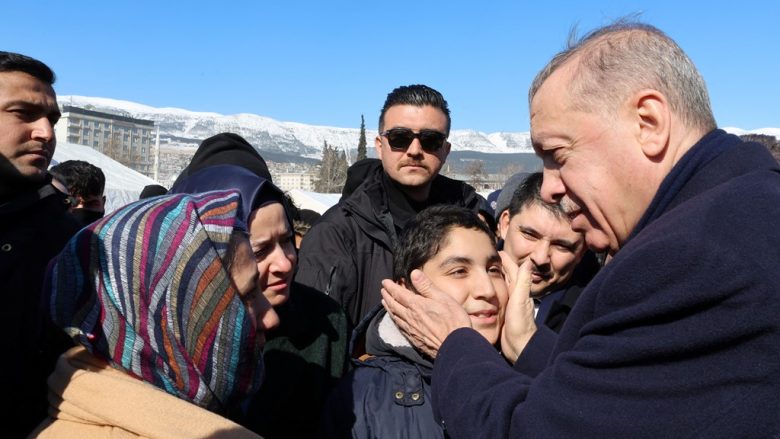 Erdogan premton shtëpi të reja në qytetet e shkaterruara nga tërmeti ... Erdogan premton shtëpi të reja në qytetet e shkaterruara nga tërmeti ...