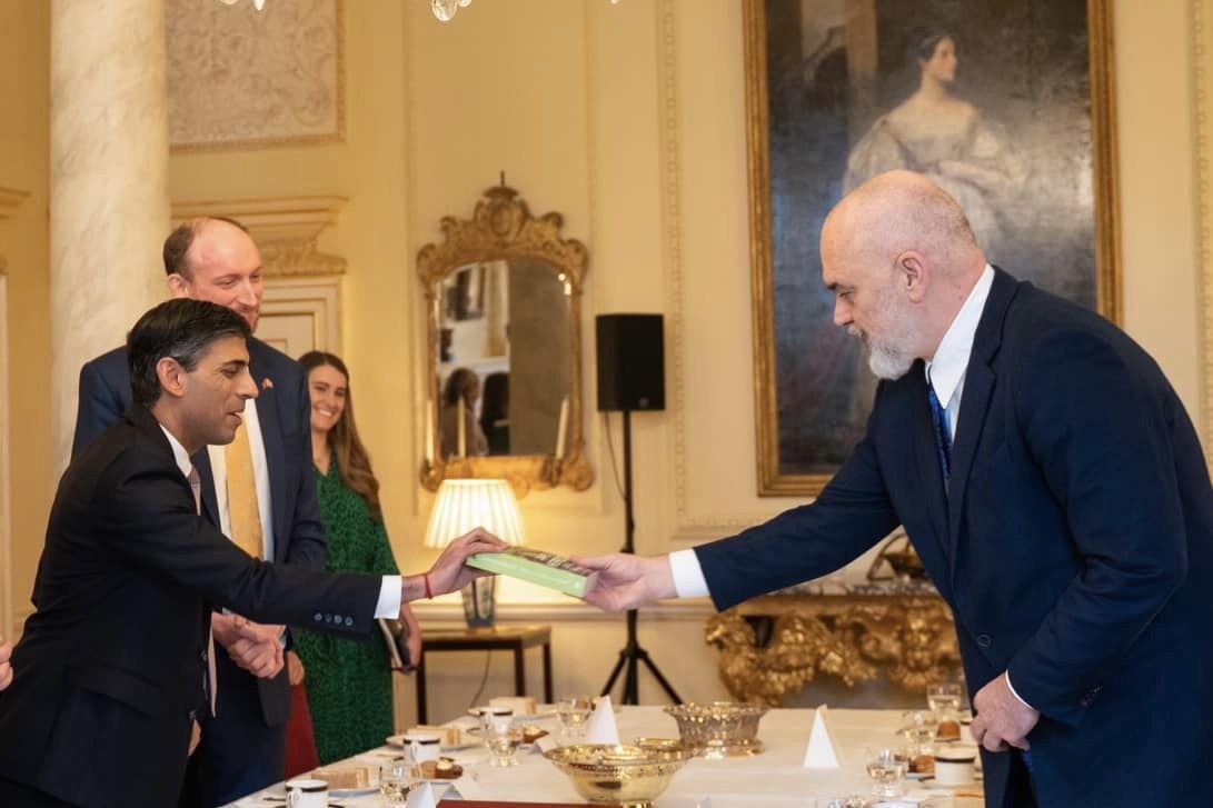 Rama publikon foto nga takimi me Rishi Sunak, dy dhuratat që i çoi ... Rama publikon foto nga takimi me Rishi Sunak, dy dhuratat që i çoi ...