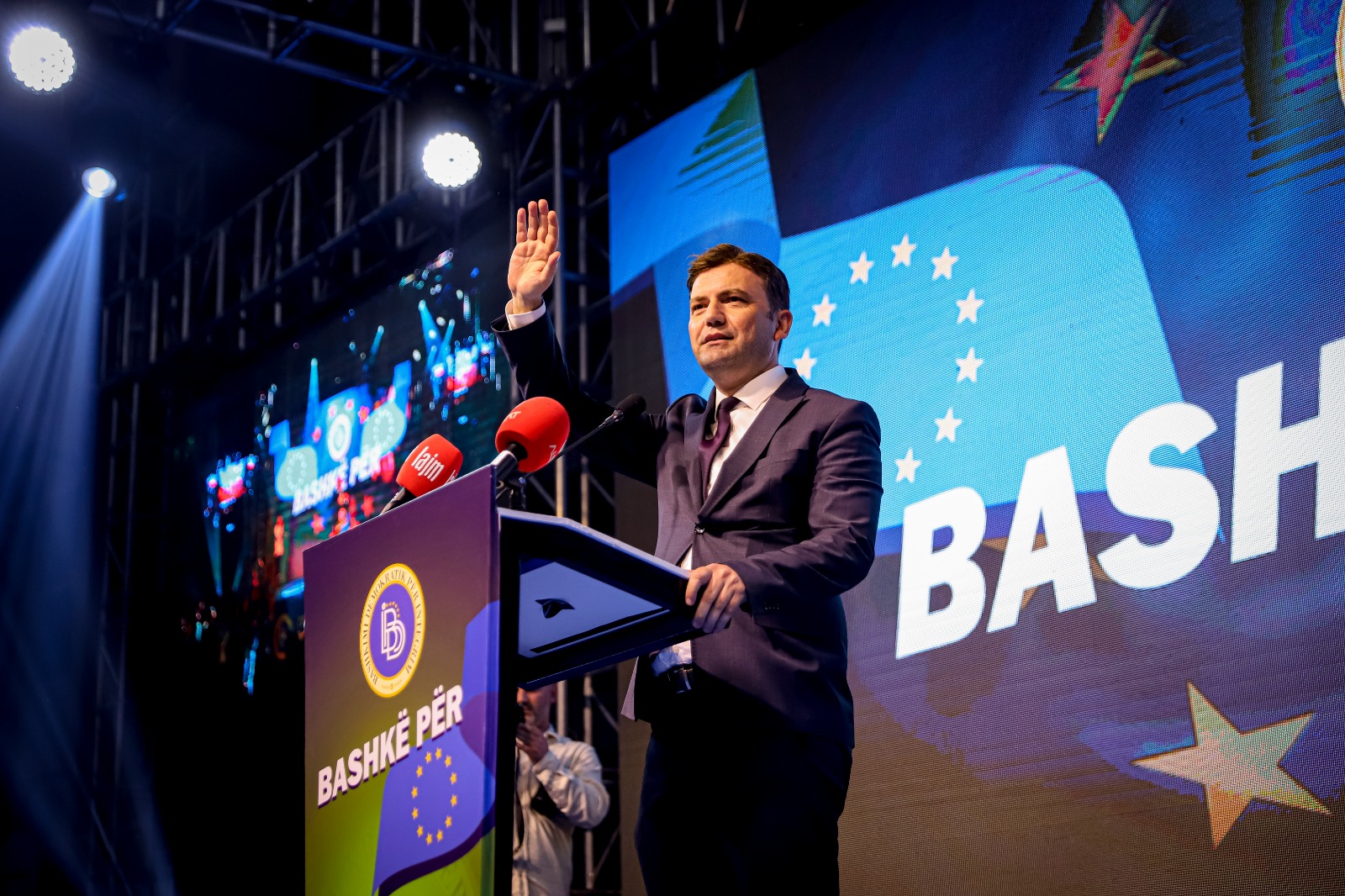 Bujar Osmani zbulon si Ali Ahmeti e inkurajoi delegacionin Kosovar ... Bujar Osmani zbulon si Ali Ahmeti e inkurajoi delegacionin Kosovar ...