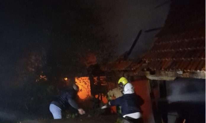 Zjarr në Merovë të Zhelinës, digjen 3 shtëpi e një kasolle – Tetova Sot