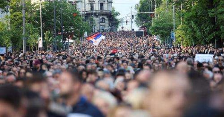 Mijëra njerëz protestojnë kundër dhunës në Serbi pas vrasjeve masive ... Mijëra njerëz protestojnë kundër dhunës në Serbi pas vrasjeve masive ...