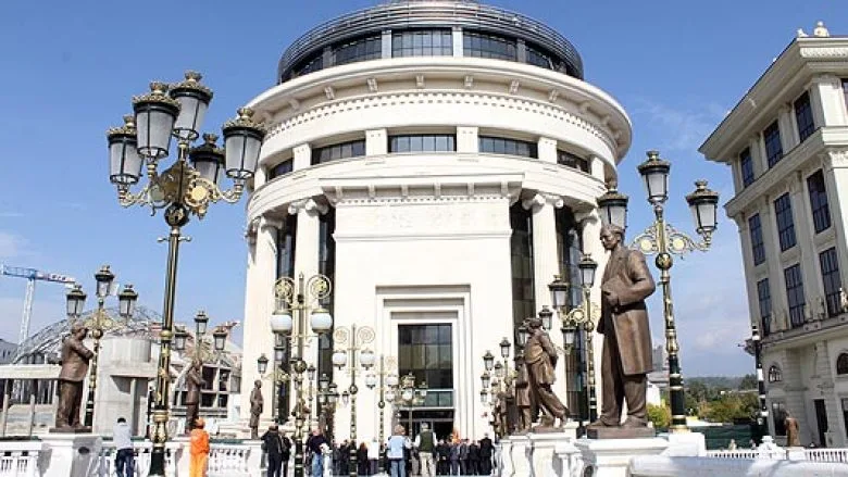 Sasi e madhe e armëve dhe municion është gjetur tek një shtetas i ... Sasi e madhe e armëve dhe municion është gjetur tek një shtetas i ...