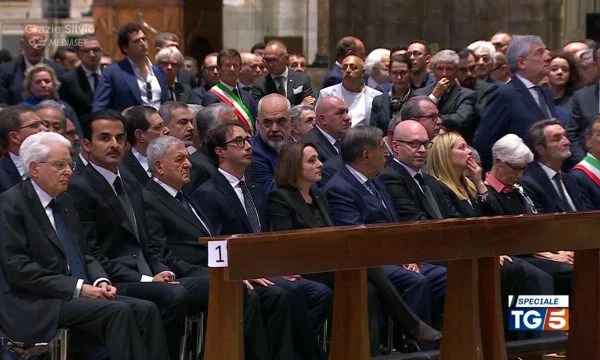 Berlusconit i jepet lamtumira në Katedralen e Milanos, 10 mijë njerëz ... Berlusconit i jepet lamtumira në Katedralen e Milanos, 10 mijë njerëz ...