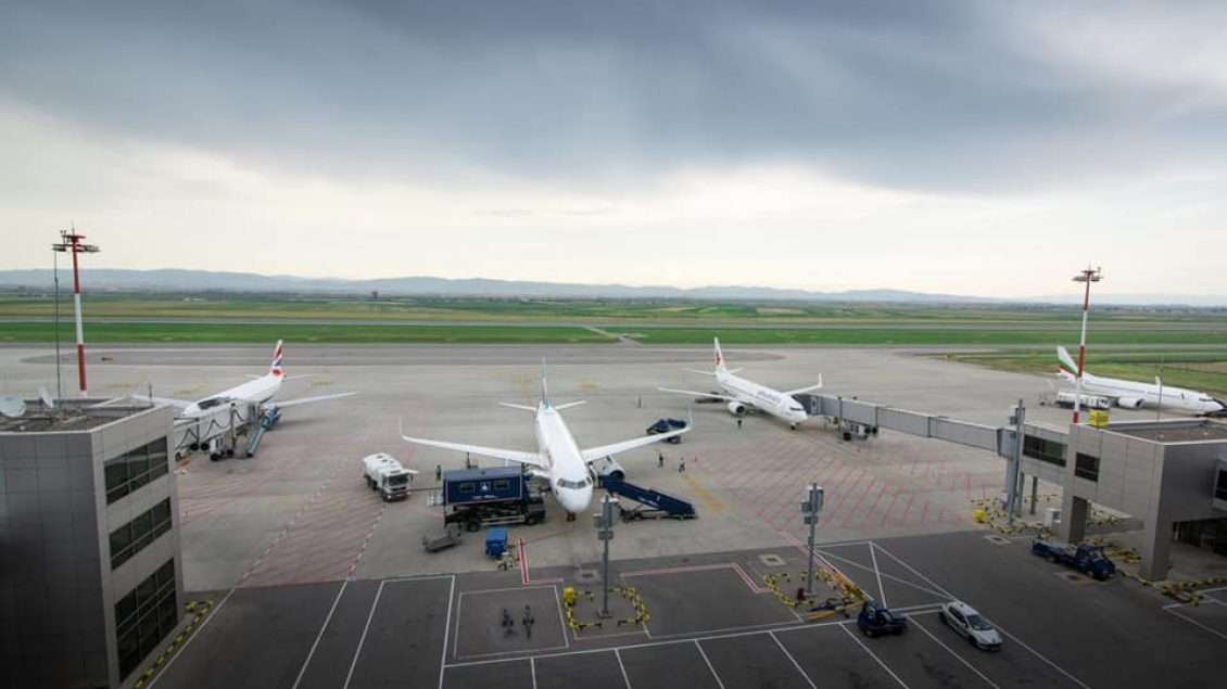 Rreth 300 mijë udhëtarë kaluan në Aeroportin Ndërkombëtar të Prishtinës ... Rreth 300 mijë udhëtarë kaluan në Aeroportin Ndërkombëtar të Prishtinës ...