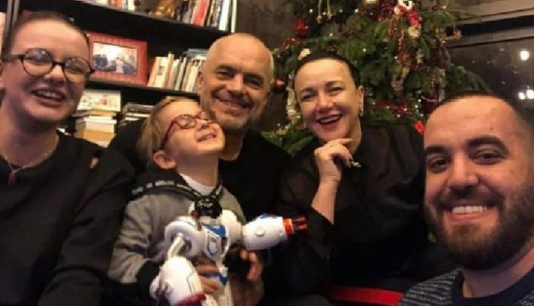 Edi Rama dhe familja e tij e feve të ndryshme – simbol i tolerancës ...