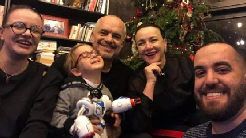 Edi Rama dhe familja e tij e feve të ndryshme – simbol i tolerancës ...