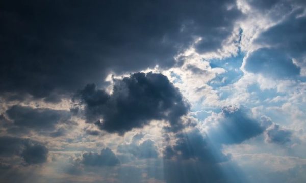 Moti sot do të jetë pak me shi dhe bubullima – Tetova Sot