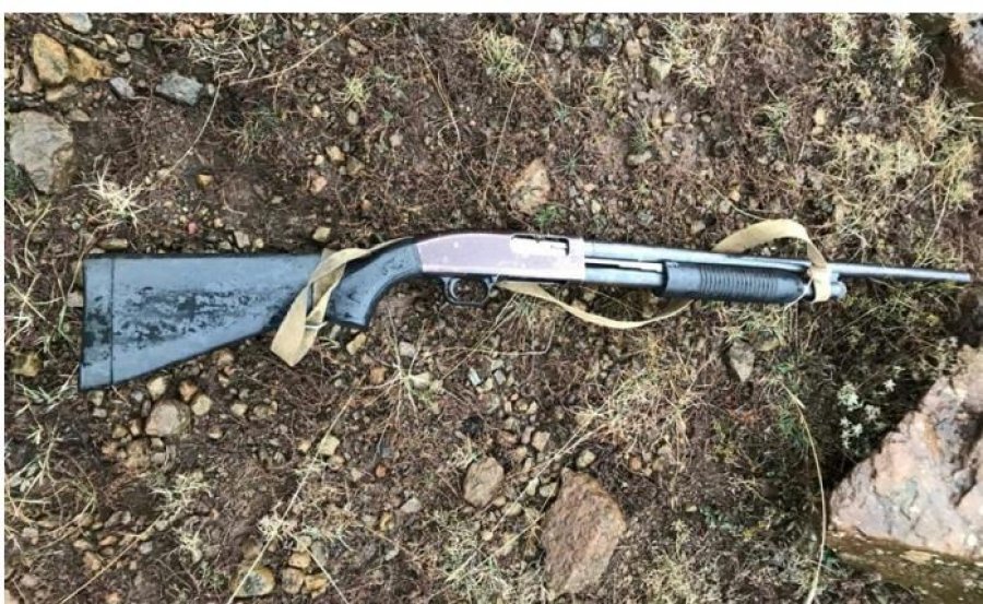 Tetovari shkon të pastrojë shtëpinë e babait të ndjerë, gjen një pushkë ...