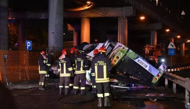 Tragjedi në Itali: Autobusi bie nga mbikalimi në shinat e trenit dhe ... Tragjedi në Itali: Autobusi bie nga mbikalimi në shinat e trenit dhe ...