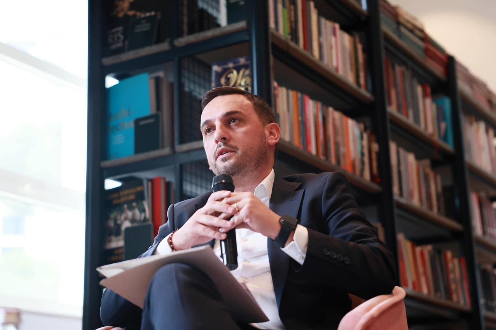 INTERVISTË me Memet Zhakun: Në një botë plot konflikte dhe dhunë, është ... INTERVISTË me Memet Zhakun: Në një botë plot konflikte dhe dhunë, është ...