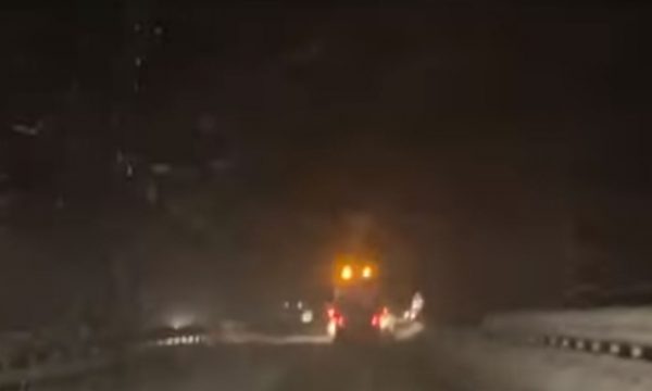 Reshjet e dëborës në Rrugën e Kombit, pa probleme qarkullimi i mjeteve ... Reshjet e dëborës në Rrugën e Kombit, pa probleme qarkullimi i mjeteve ...