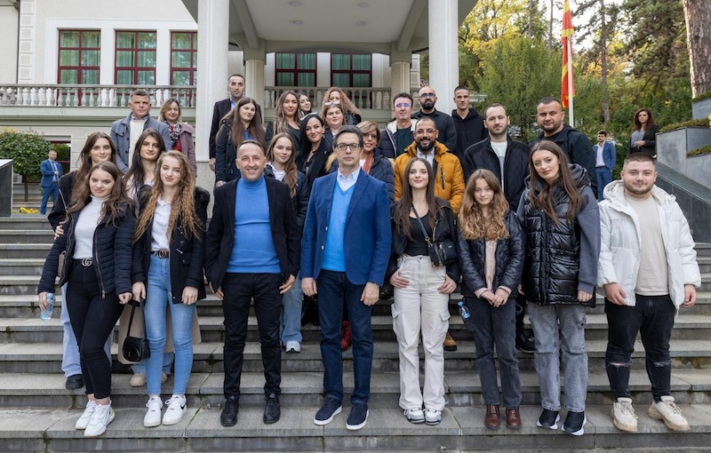 Pendarovski takon përfaqësuesit e shkollës së gjuhëve të huaja nga ... Pendarovski takon përfaqësuesit e shkollës së gjuhëve të huaja nga ...