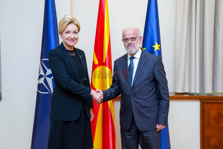 Takim i kryetarit të Kuvendit Talat Xhaferi e ambasadoren e Letonisë ... Takim i kryetarit të Kuvendit Talat Xhaferi e ambasadoren e Letonisë ...