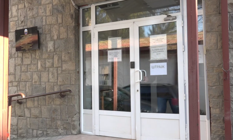Vazhdon greva e Qendrës Shtetërore të Provimeve në RMV, kërkojnë rritje ... Vazhdon greva e Qendrës Shtetërore të Provimeve në RMV, kërkojnë rritje ...