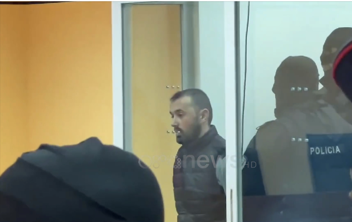 Gjakftohtë dhe i rrethuar nga forcat speciale, del përpara gjykatës ... Gjakftohtë dhe i rrethuar nga forcat speciale, del përpara gjykatës ...