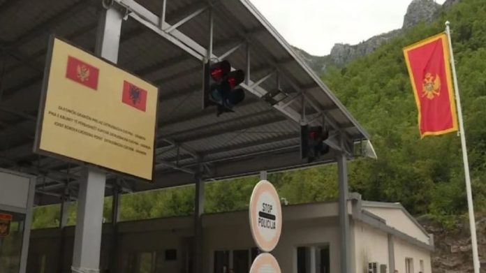 Tre të rinj shqiptarë rrihen nga persona me uniformë ushtarake në Mal ... Tre të rinj shqiptarë rrihen nga persona me uniformë ushtarake në Mal ...