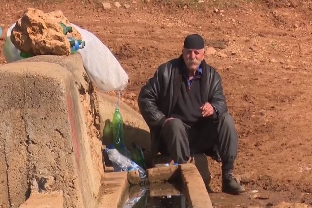 Një gjysh nga Haraçina shet ujë në Gjermani, thotë se ndihmon me gurët ... Një gjysh nga Haraçina shet ujë në Gjermani, thotë se ndihmon me gurët ...