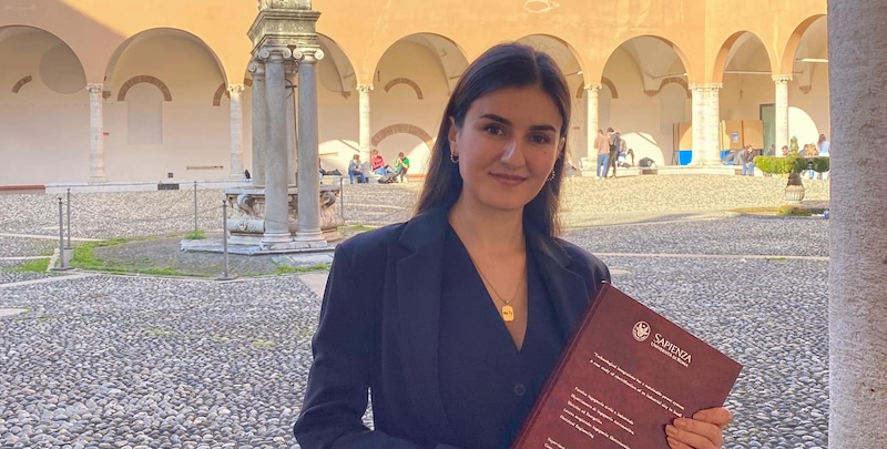 Tetovarja magjistron me notën maksimale në Universitetin e mirënjohur ...