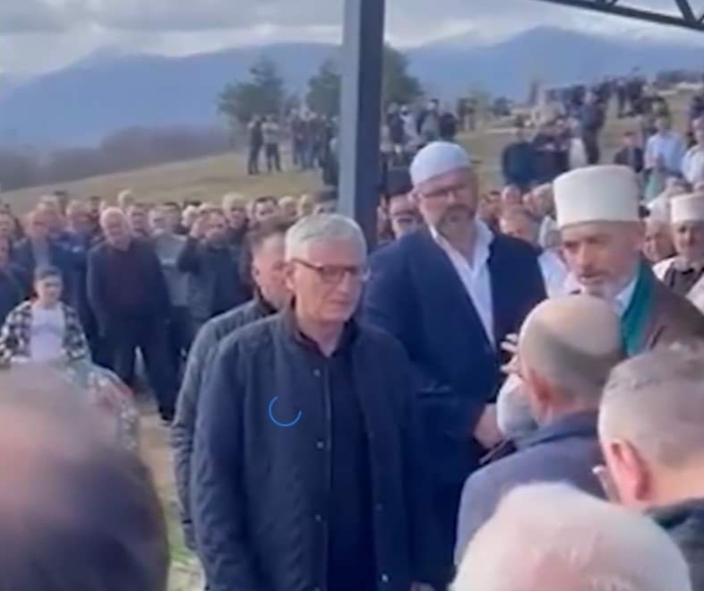 Emocionuese: Mes lotësh, familjarët e 26-vjeçarit që vdiq nga aksidenti ... Emocionuese: Mes lotësh, familjarët e 26-vjeçarit që vdiq nga aksidenti ...