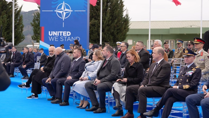 Ministrja Petrovska në inaugurimin e bazës ajrore të NATO-s në Kuçovë ... Ministrja Petrovska në inaugurimin e bazës ajrore të NATO-s në Kuçovë ...