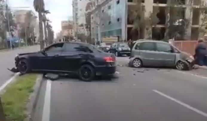 Aksident i rëndë në Durrës përplasen tre automjete – Tetova Sot Aksident i rëndë në Durrës përplasen tre automjete – Tetova Sot