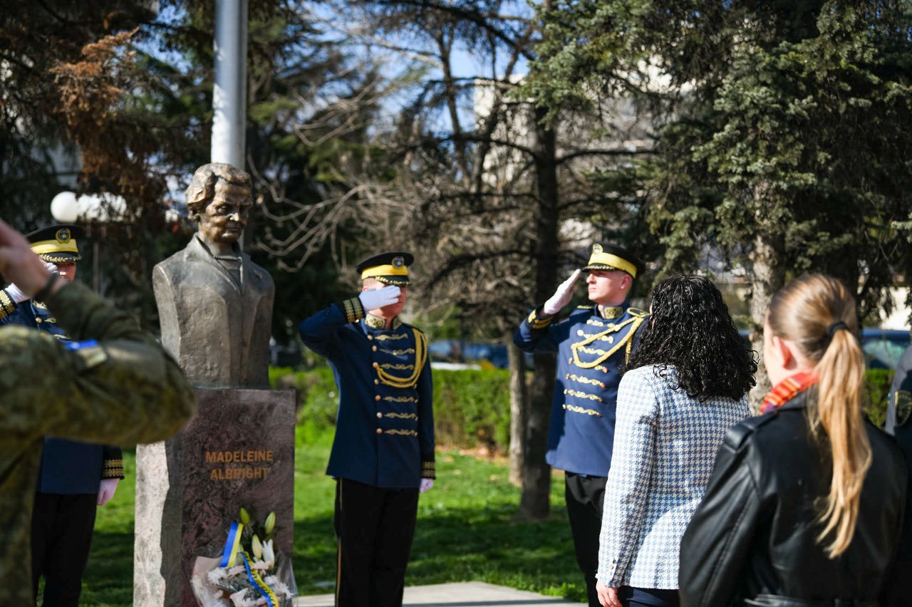 Osmani bën homazhe te busti i Albrightit: Do ta kujtojmë gjithmonë ...