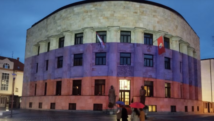 Dodik “feston” fitoren e Putinit me ngjyrat e flamurit rus – Tetova Sot Dodik “feston” fitoren e Putinit me ngjyrat e flamurit rus – Tetova Sot