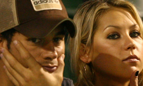 Enrique Iglesias zbulon mendimet e gruas së tij kur puthet me fansat ... Enrique Iglesias zbulon mendimet e gruas së tij kur puthet me fansat ...