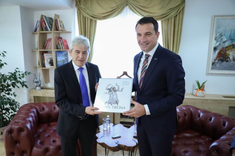 Ali Ahmeti sot do të marrë titullin “Qytetar Nderi” i Tiranës – Tetova Sot Ali Ahmeti sot do të marrë titullin “Qytetar Nderi” i Tiranës – Tetova Sot