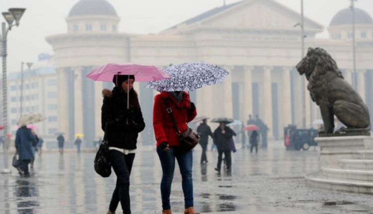 Prej nesër fillon ulja e temperaturave, pritet shi i rrëmbyeshëm dhe ...