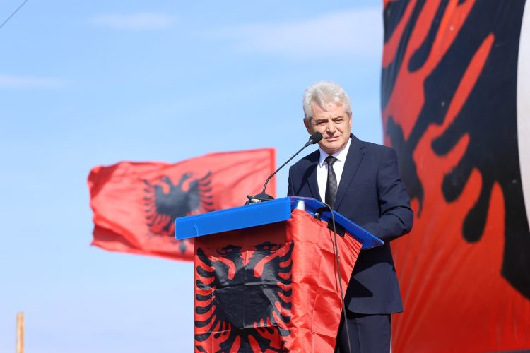 Ali Ahmeti përkujton Ismet Jasharin – Komandant Kumanovën në 26 ... Ali Ahmeti përkujton Ismet Jasharin – Komandant Kumanovën në 26 ...