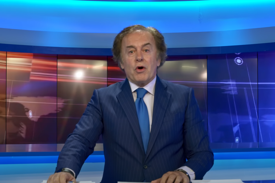 Merr vëmendje Reis Çiço nga studio e lajmeve në klipin e MatoLales ...