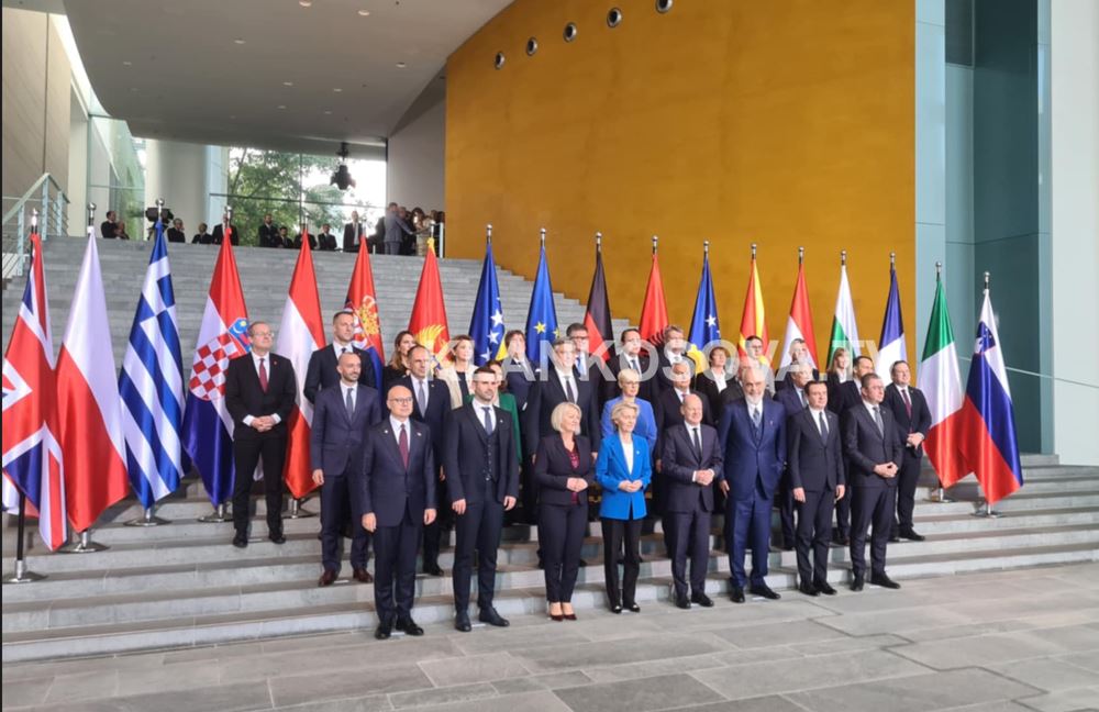 Rama bën bashkë Kurtin e Orban, çfarë nuk u pa nga fotoja familjare në ... Rama bën bashkë Kurtin e Orban, çfarë nuk u pa nga fotoja familjare në ...
