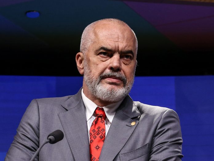 Operohet Edi Rama, kryeministri i Shqipërisë tregon problemin ...
