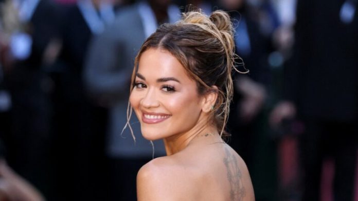 Rita Ora ndalon në mes të rrugës dhe ulet në trotuar për të marr rreze ... Rita Ora ndalon në mes të rrugës dhe ulet në trotuar për të marr rreze ...
