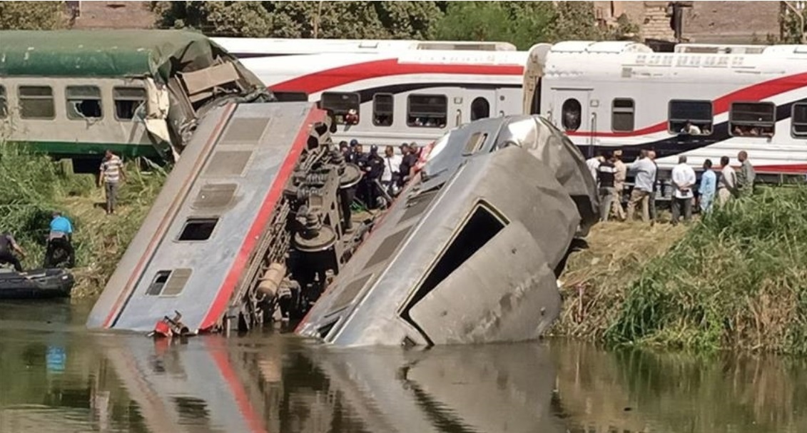 Përplasen dy trena në Egjipt/ Vagonët përfundojnë në kanal, 20 të ... Përplasen dy trena në Egjipt/ Vagonët përfundojnë në kanal, 20 të ...