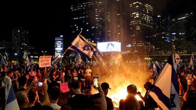 Protesta masive pasi Netanyahu shkarkon ministrin e Mbrojtjes – Tetova Sot Protesta masive pasi Netanyahu shkarkon ministrin e Mbrojtjes – Tetova Sot