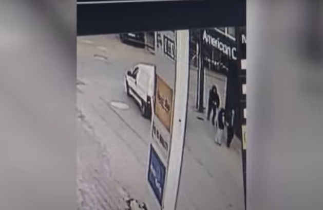 Publikohen pamjet: Momenti kur 59-vjeçari u shkon nga pas vajzave që i ... Publikohen pamjet: Momenti kur 59-vjeçari u shkon nga pas vajzave që i ...