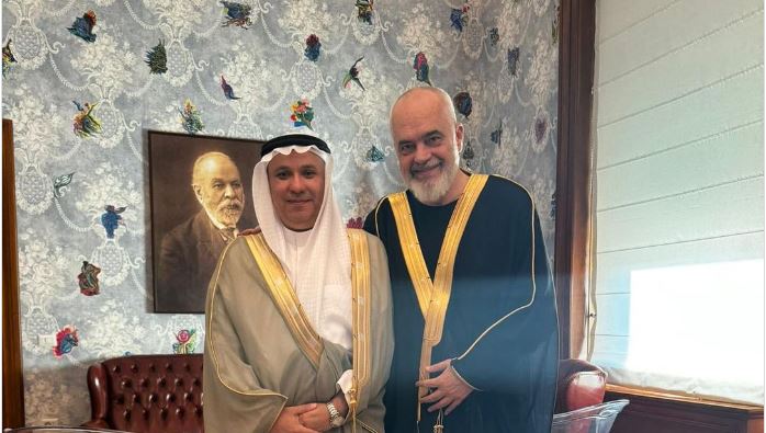 Rama takohet me ambasadorin e Arabisë Saudite, vesh tunikë arabe ... Rama takohet me ambasadorin e Arabisë Saudite, vesh tunikë arabe ...