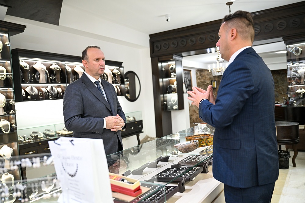 Gashi viziton Ohrin, hynë në dyqane, por nuk blen asgjë – Tetova Sot