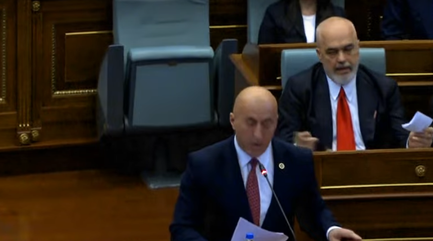 Edi Rama ia përcjell Kurtit një letër derisa në foltore Haradinaj po e ... Edi Rama ia përcjell Kurtit një letër derisa në foltore Haradinaj po e ...